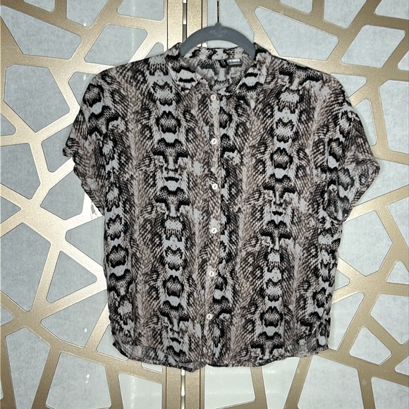 DIVIDED H&M | Tops | Divided Hm Snake Print Button Front Cropped Top ...